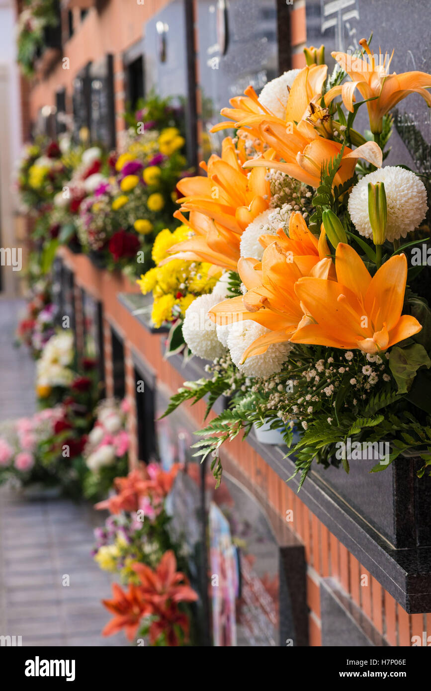 Bunch of tombs hi-res stock photography and images - Alamy