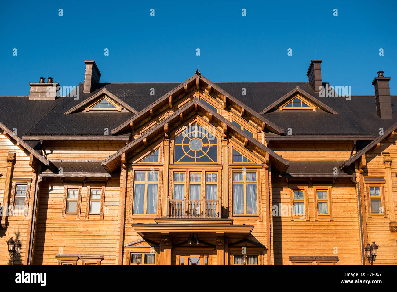 Front view of big house Stock Photo - Alamy