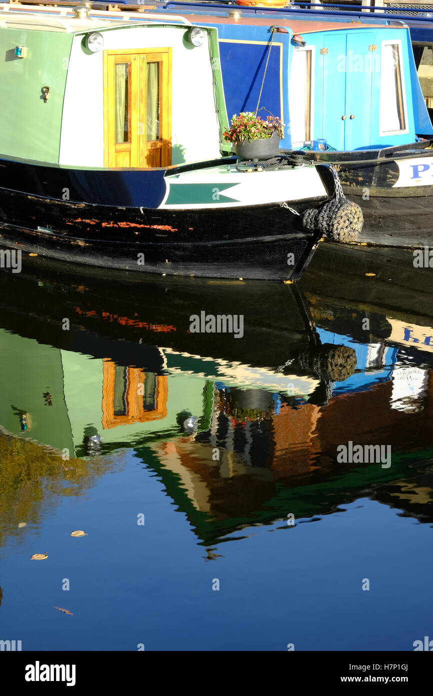 Heritage narrow boats hi-res stock photography and images - Alamy