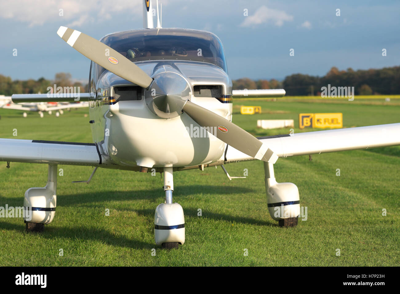 Four engine propeller aircraft hi-res stock photography and images - Alamy