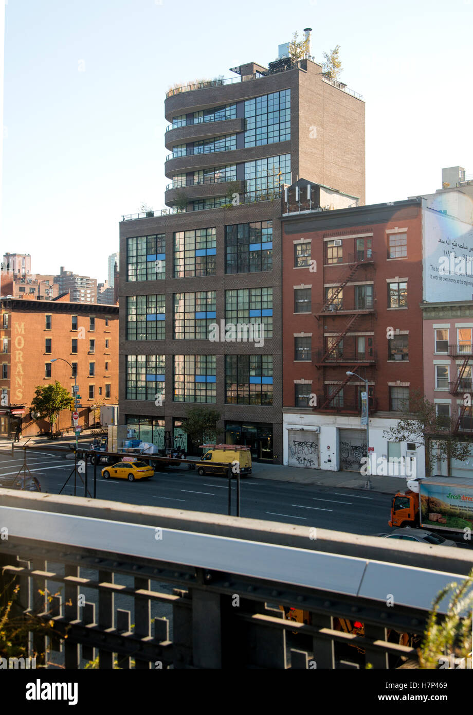 New York City - The Highline park passes over West side Manhattan ...