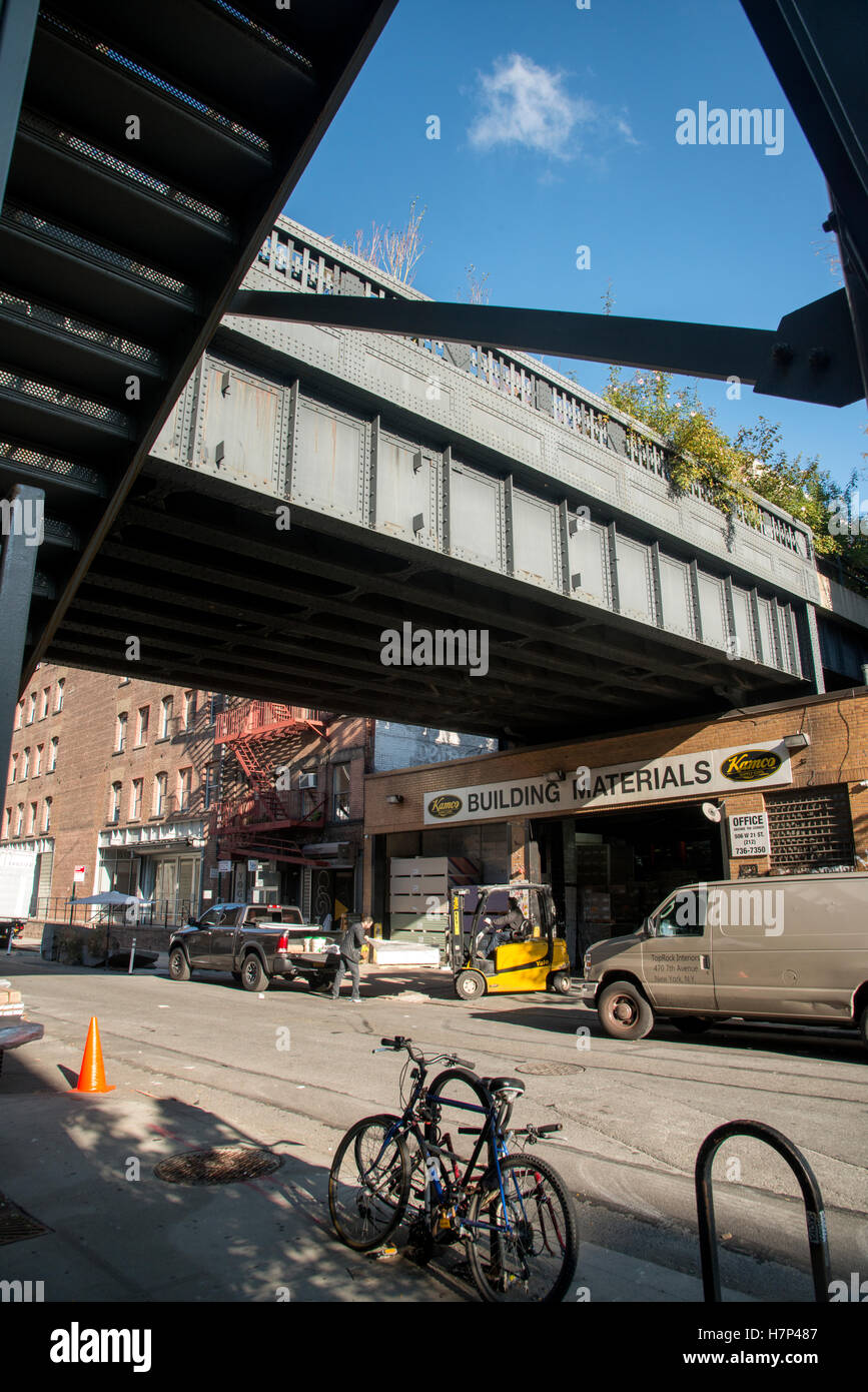 New York City - The Highline park passes over West side Manhattan ...