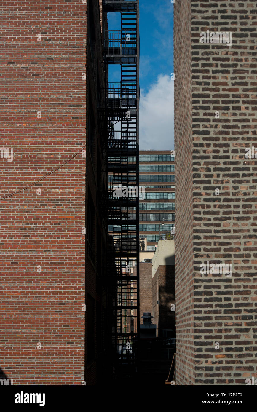 Narrow gap between buildings hi-res stock photography and images - Alamy