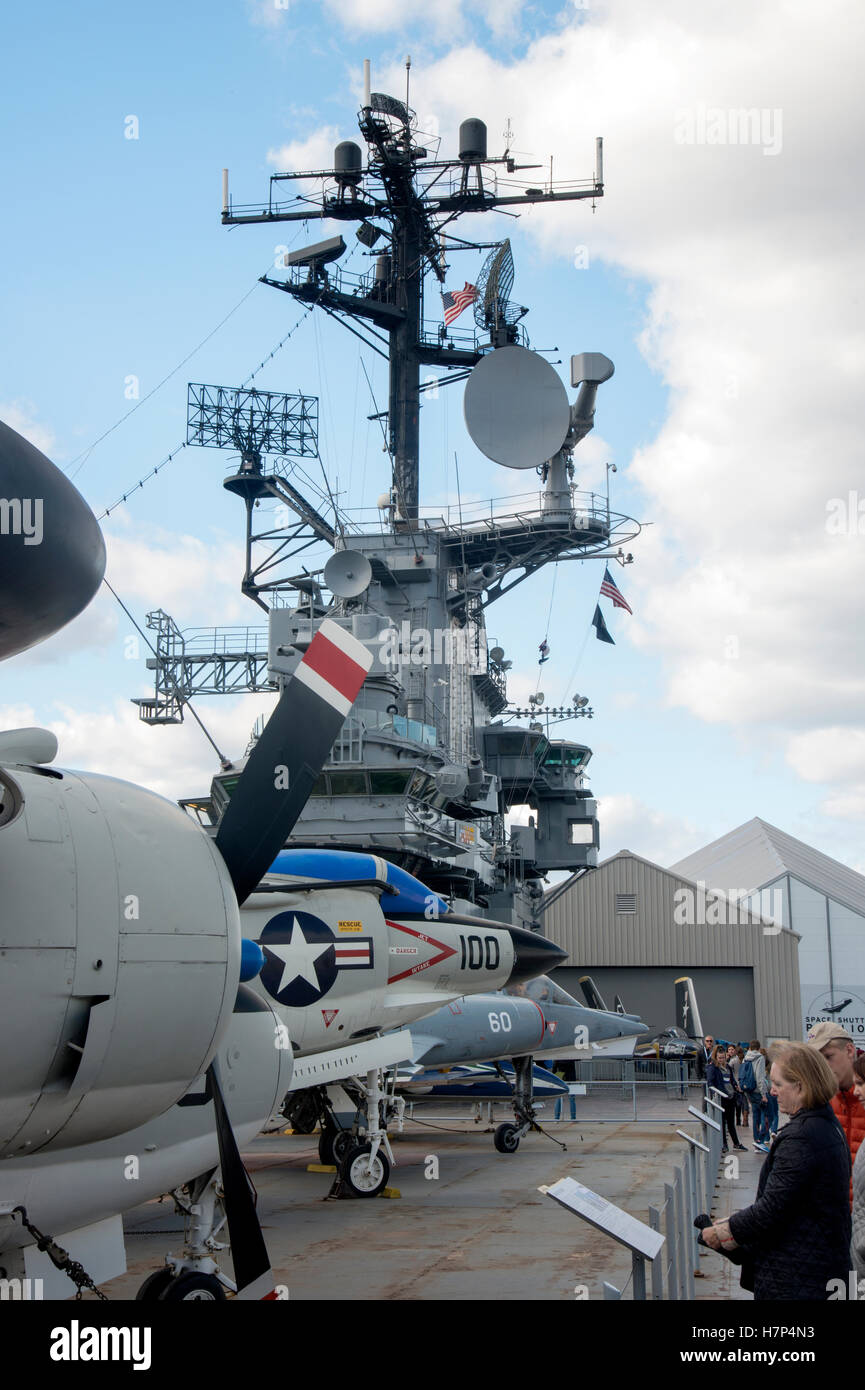 USS Intrepid, WW2 aircraft carrier moored in New York's Hudson river as ...