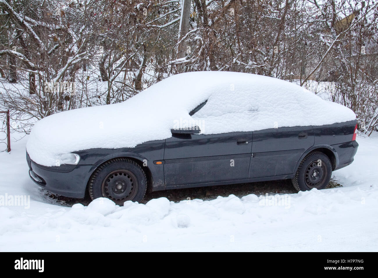 Car covered with snow in a cold weather Stock Photo - Alamy