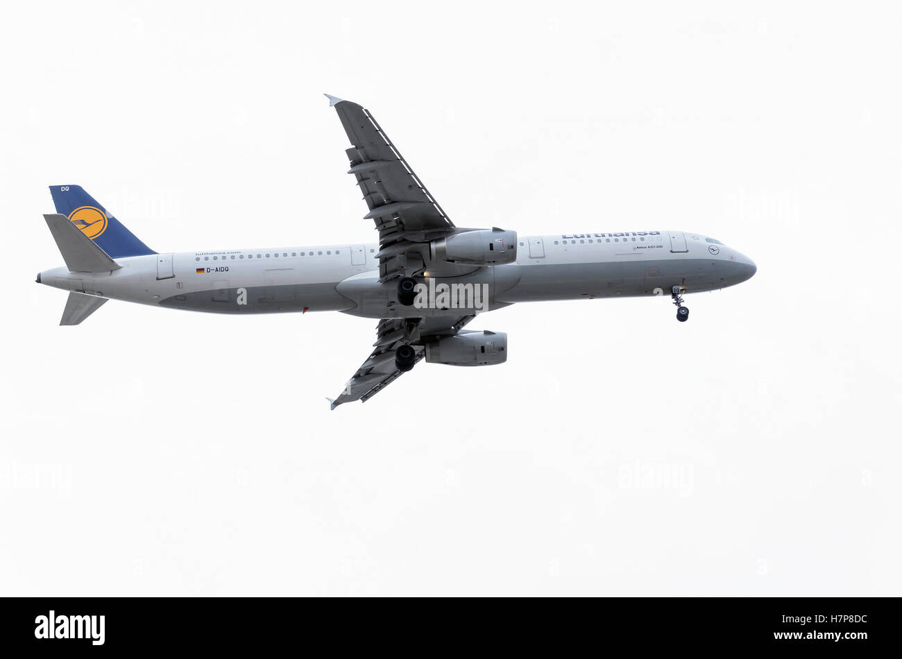 Aircraft Airbus A321, of Lufthansa airline, landing in Madrid-Barajas (Adolfo Suarez) airport ...