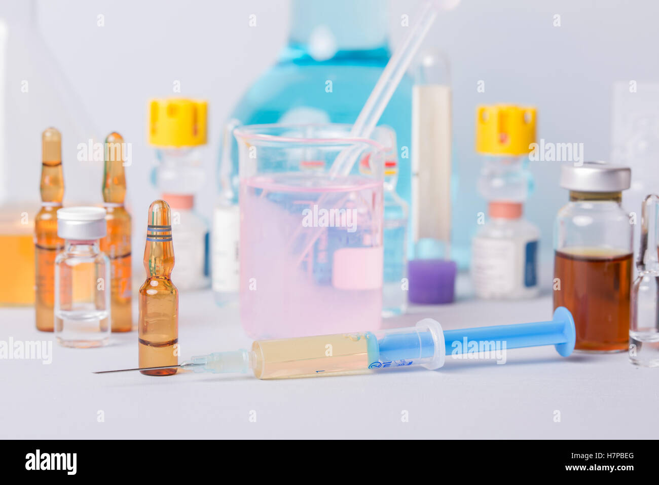 syringe with ampules of drugs Stock Photo - Alamy