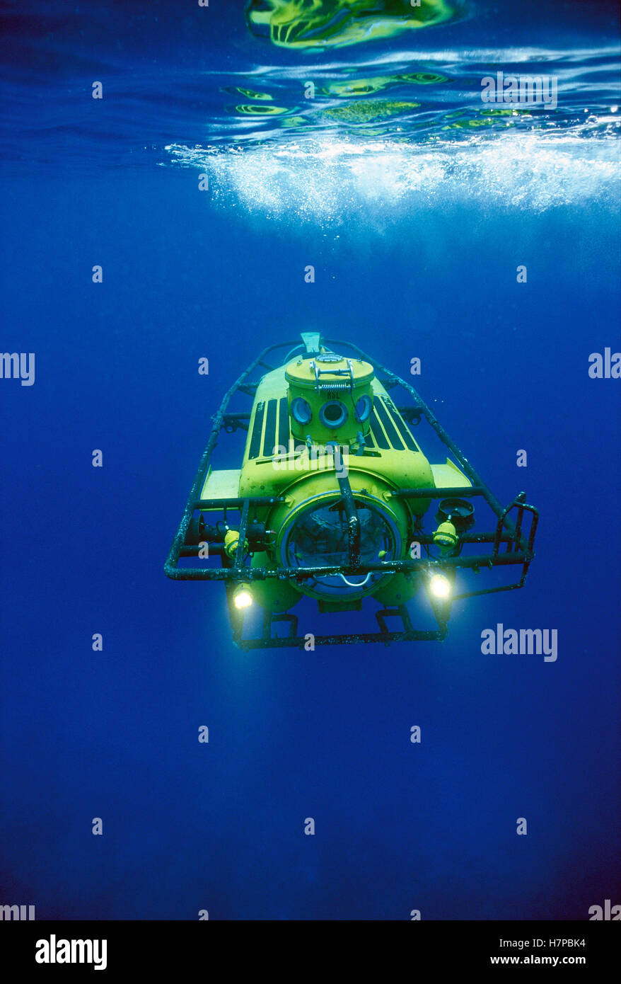 Perry submersible used to bring tourists to deep sea, 1,000 meters ...