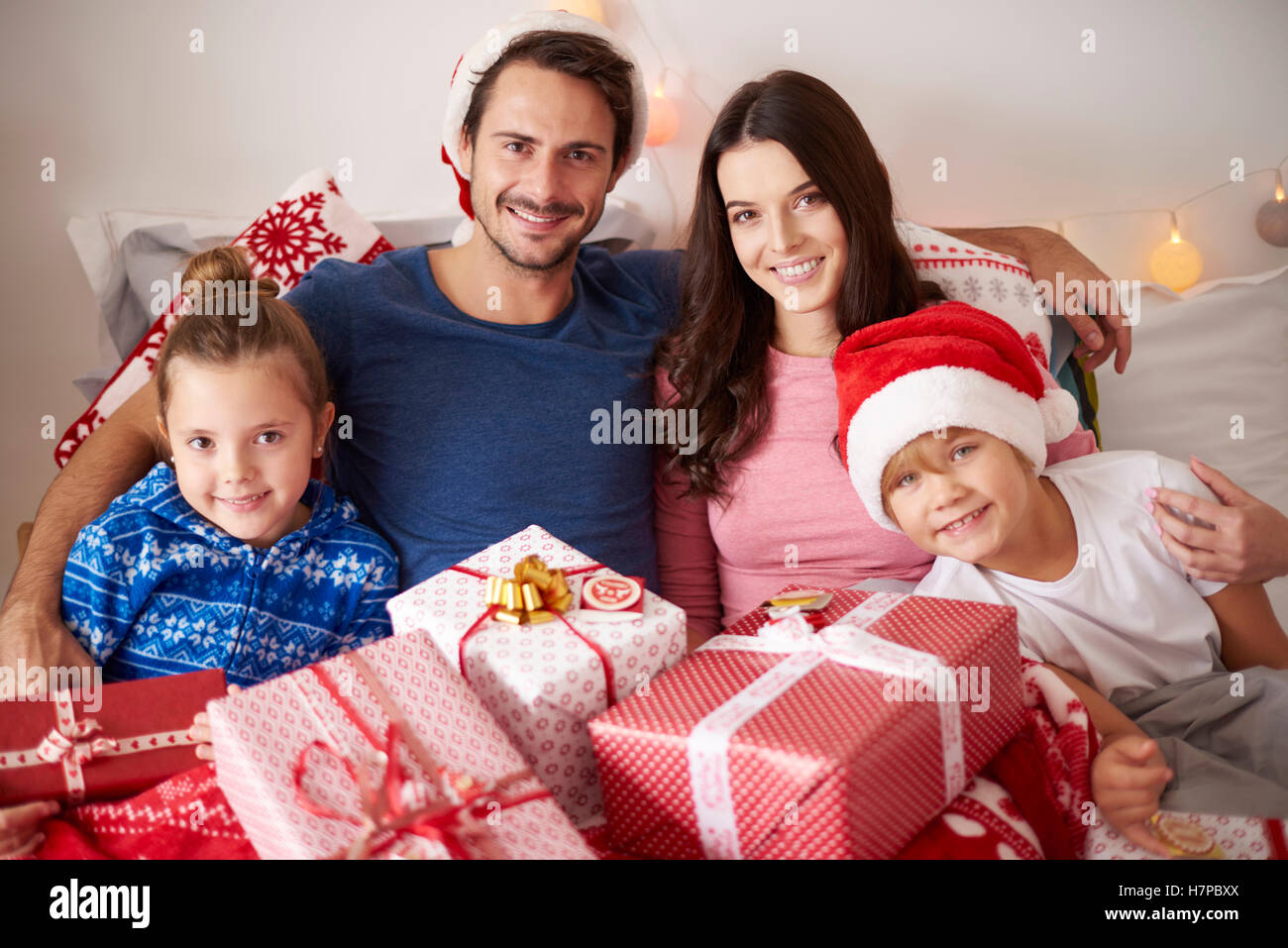 Portrait family in santa hi-res stock photography and images - Alamy