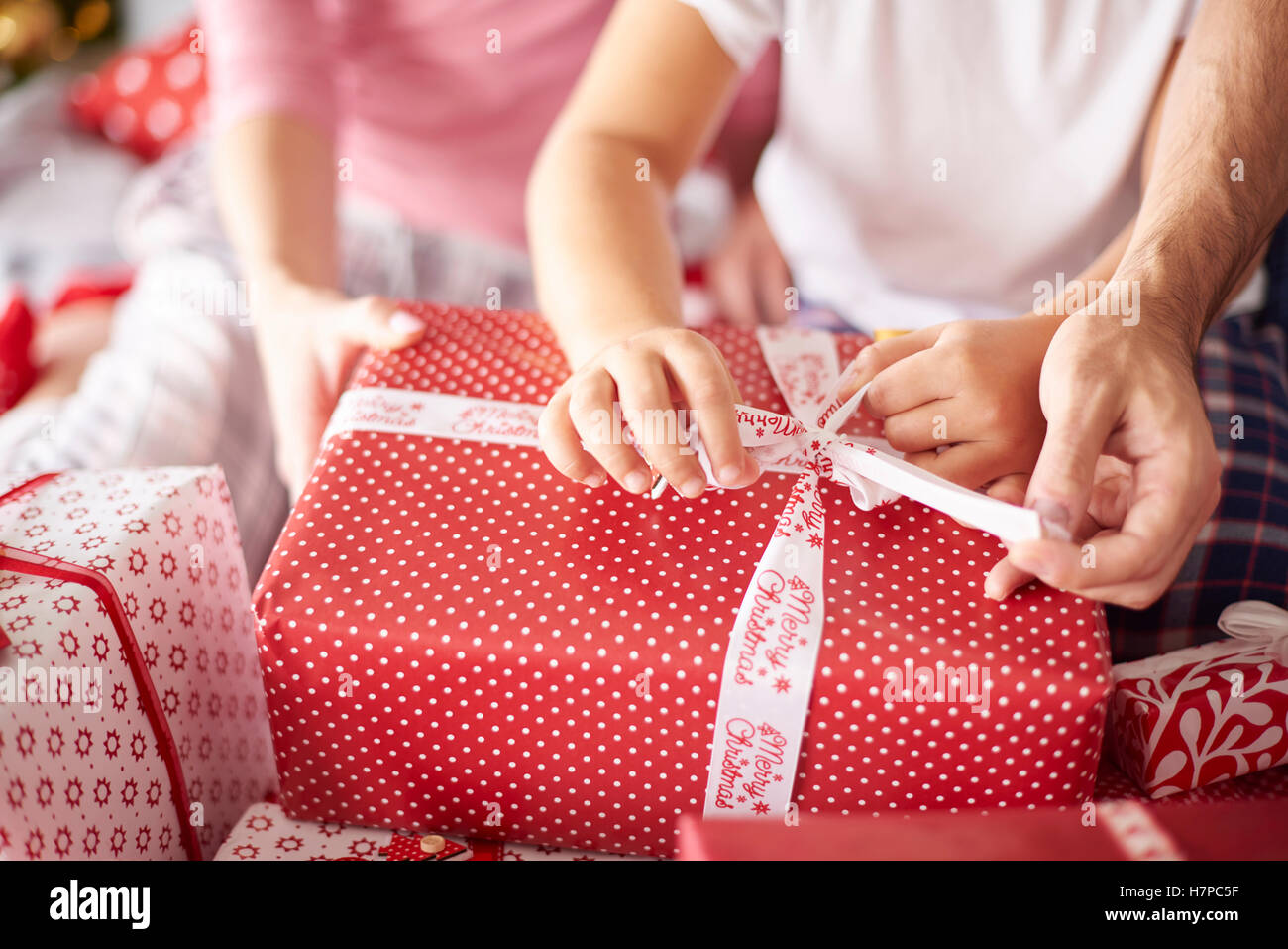 Human hands opening box hi-res stock photography and images - Alamy