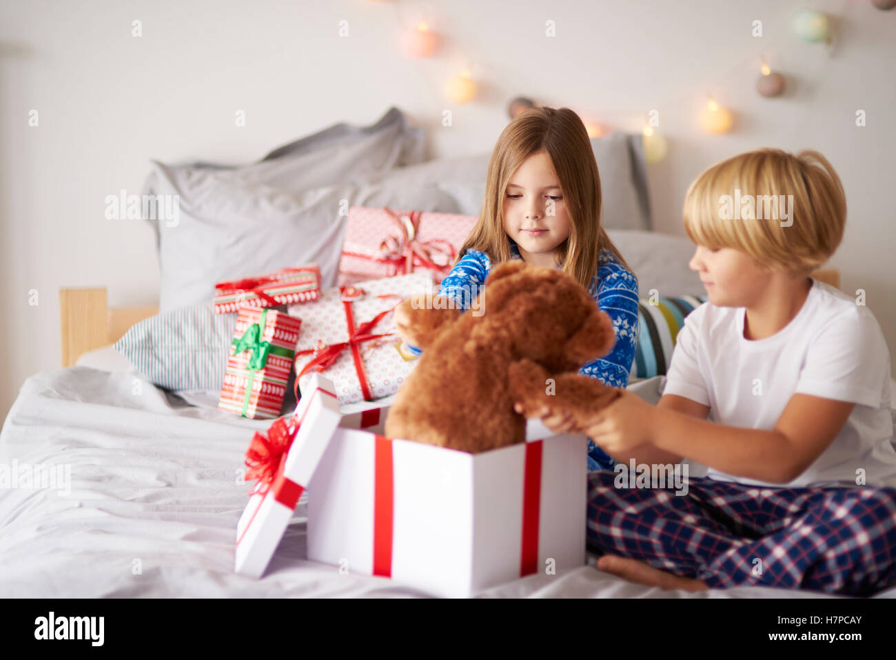 Family opening presents in hi-res stock photography and images - Alamy
