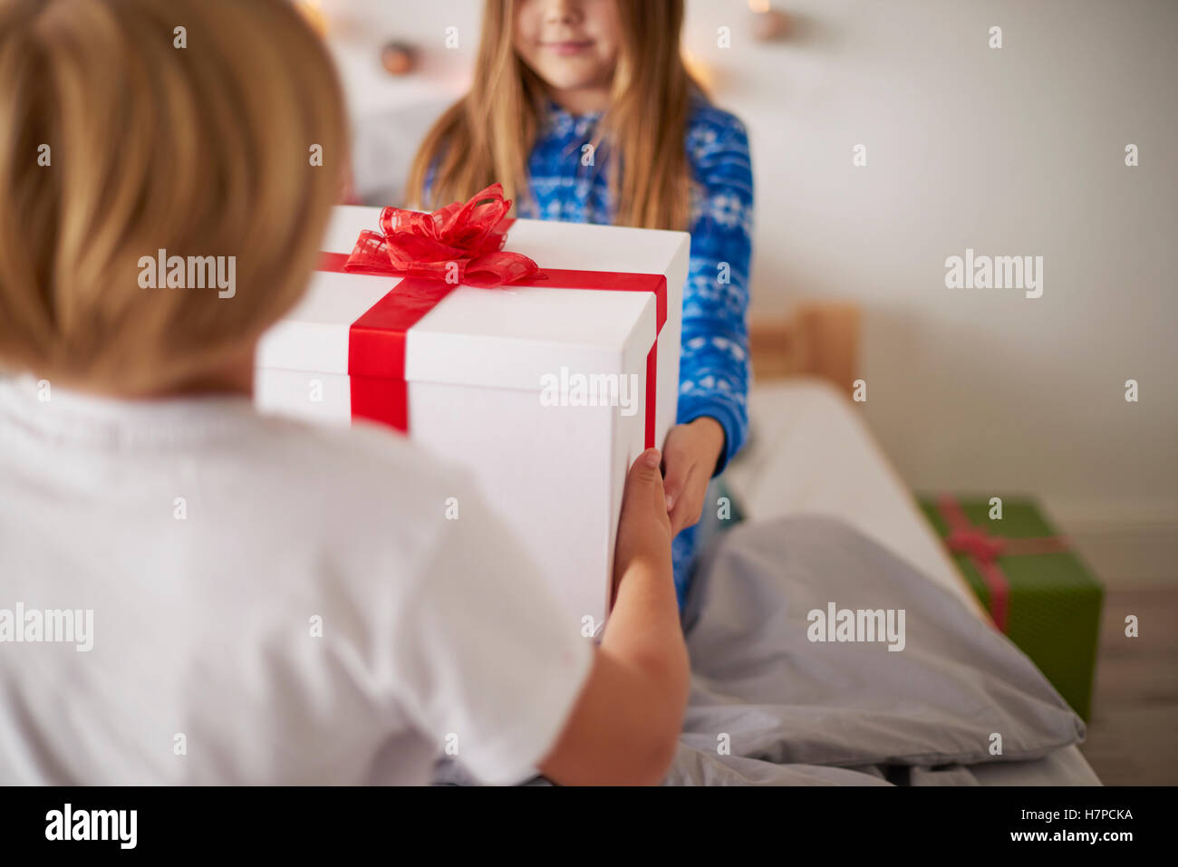 Sharing christmas presents family hi-res stock photography and images ...
