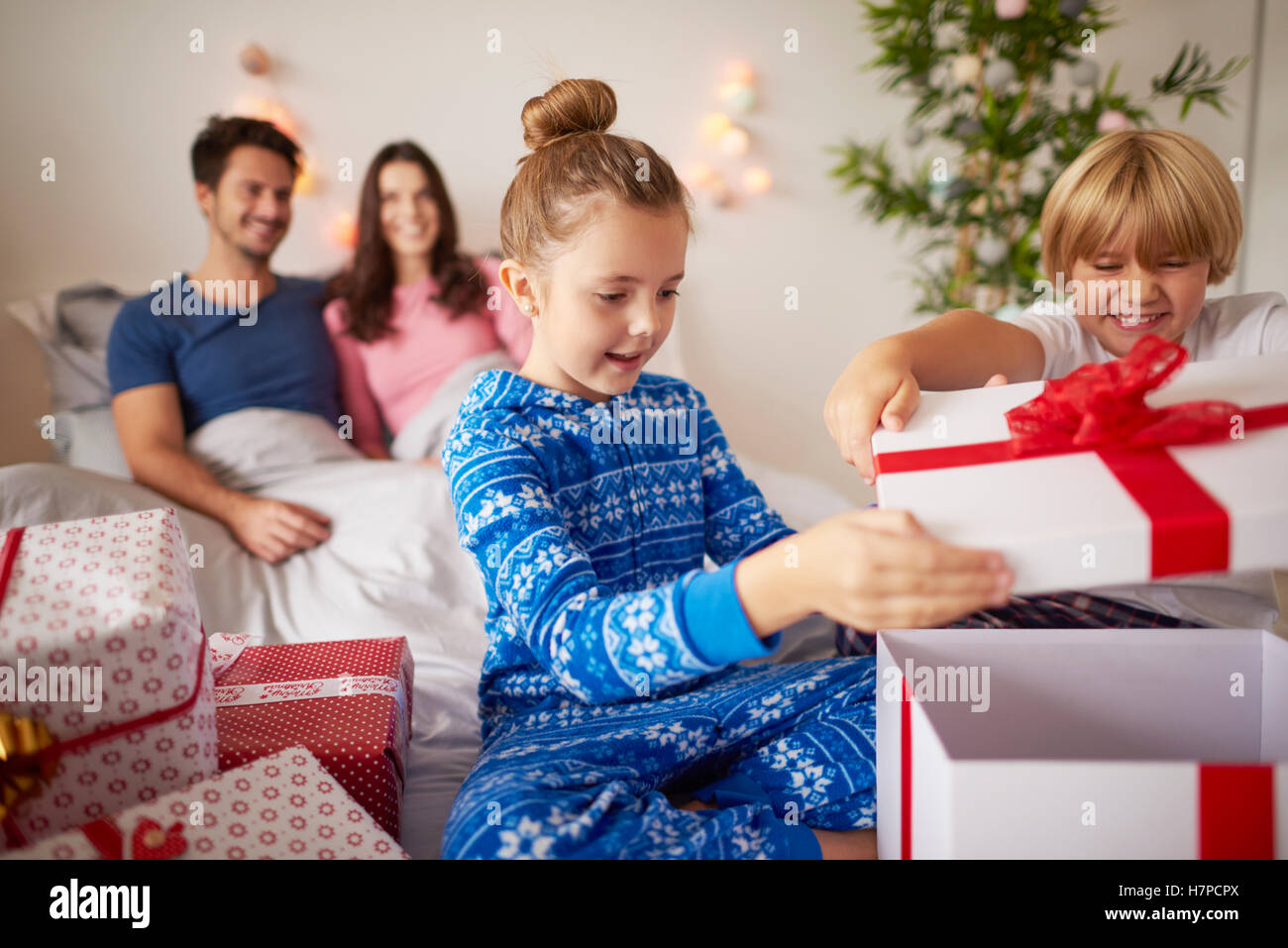 Kids opening presents hi-res stock photography and images - Alamy
