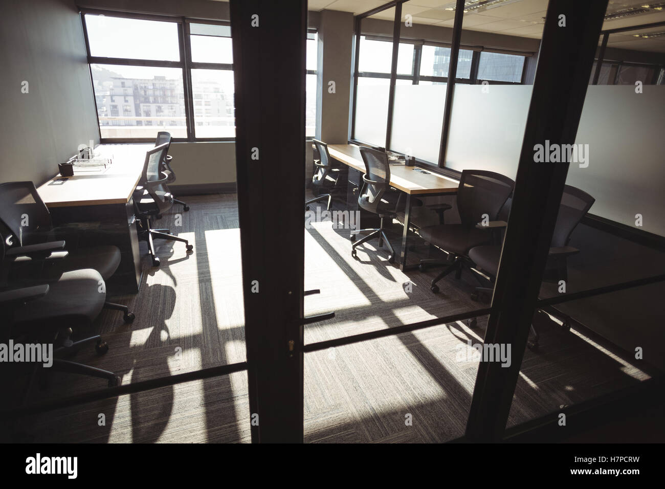 Empty office table hi-res stock photography and images - Alamy
