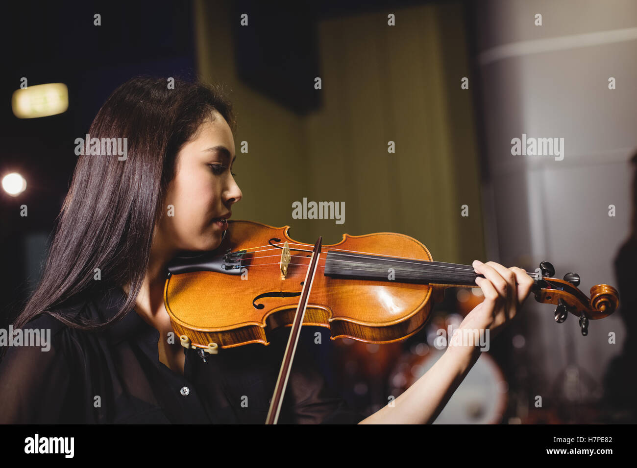 Female student playing violin Stock Photo - Alamy