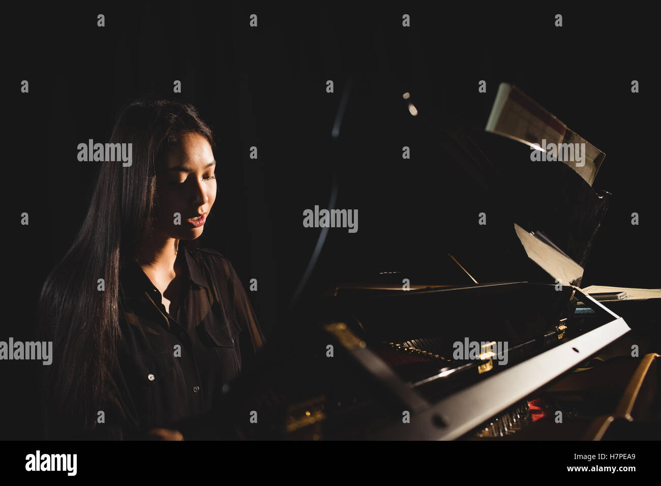 Student learning piano hi-res stock photography and images - Alamy