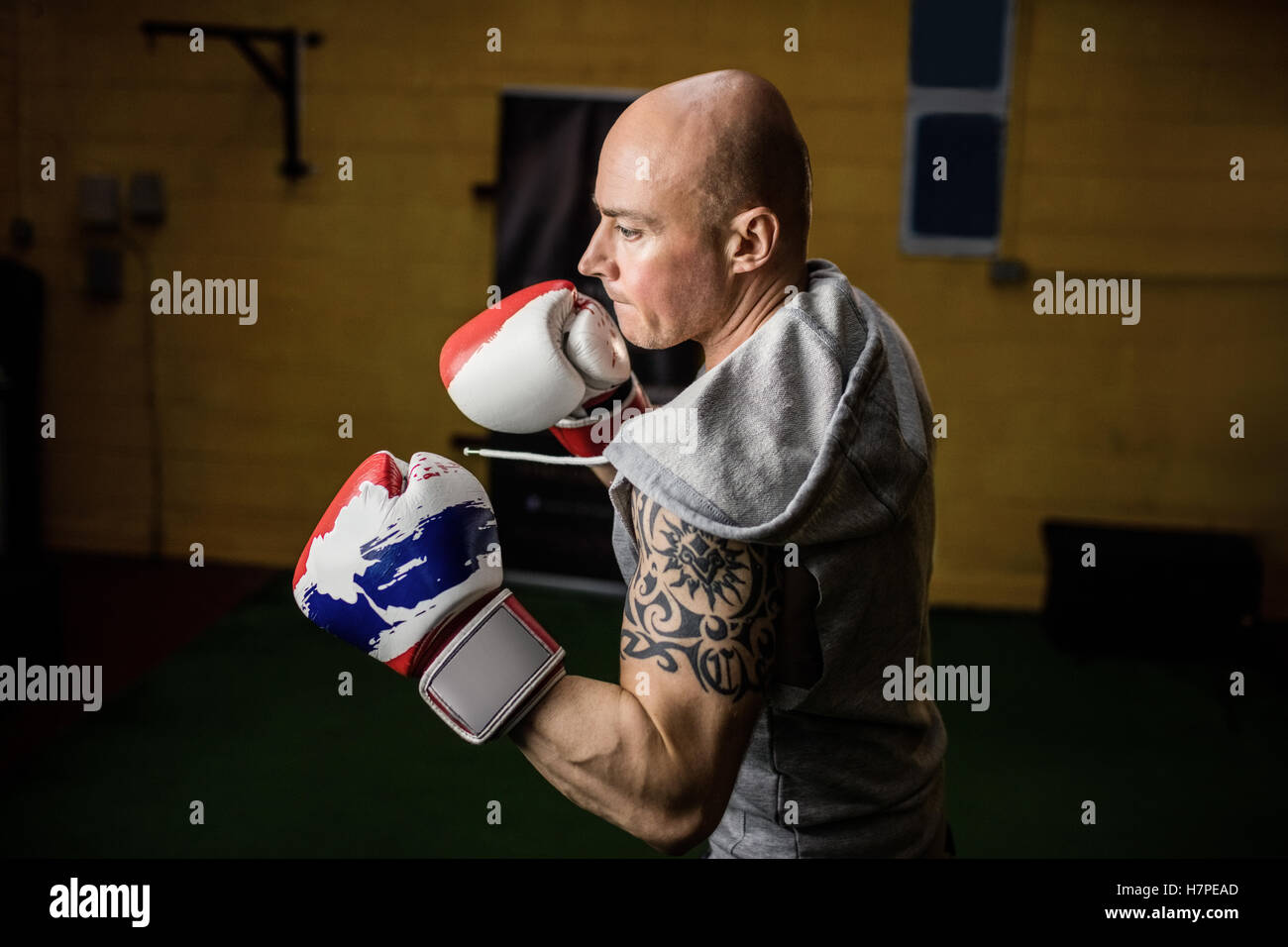 Thai boxer practicing boxing Stock Photo - Alamy