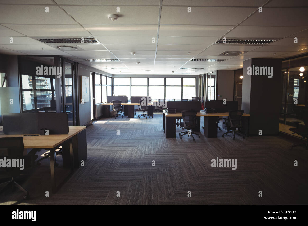 Empty office table hi-res stock photography and images - Alamy