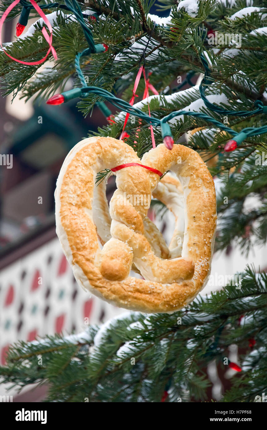 Pretzel hanging on christmas hi-res stock photography and images - Alamy