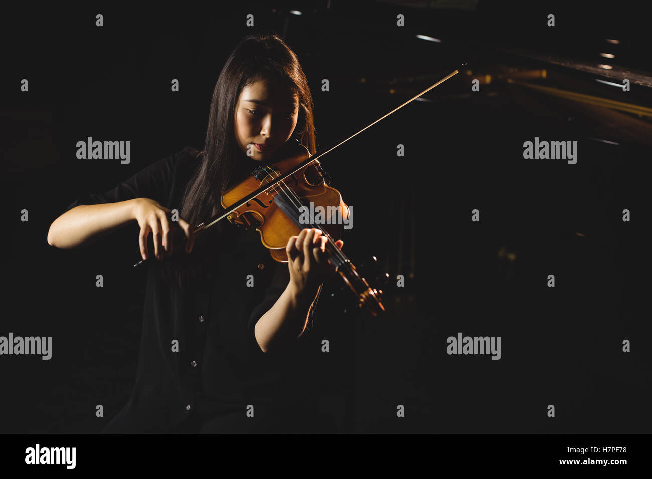 Female student playing violin Stock Photo - Alamy