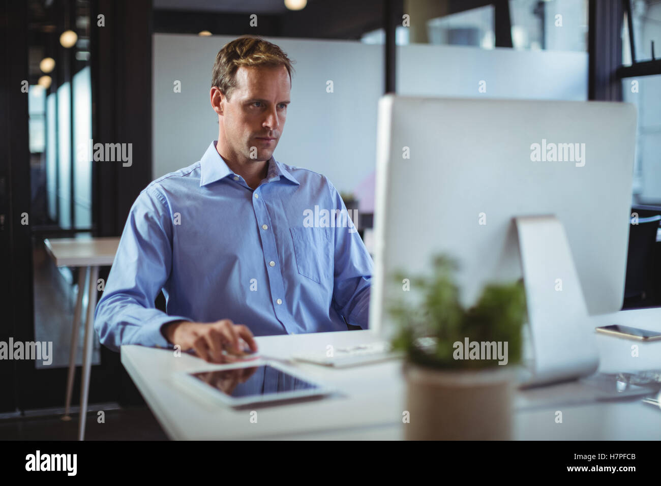 Using desktop pc hi-res stock photography and images - Alamy