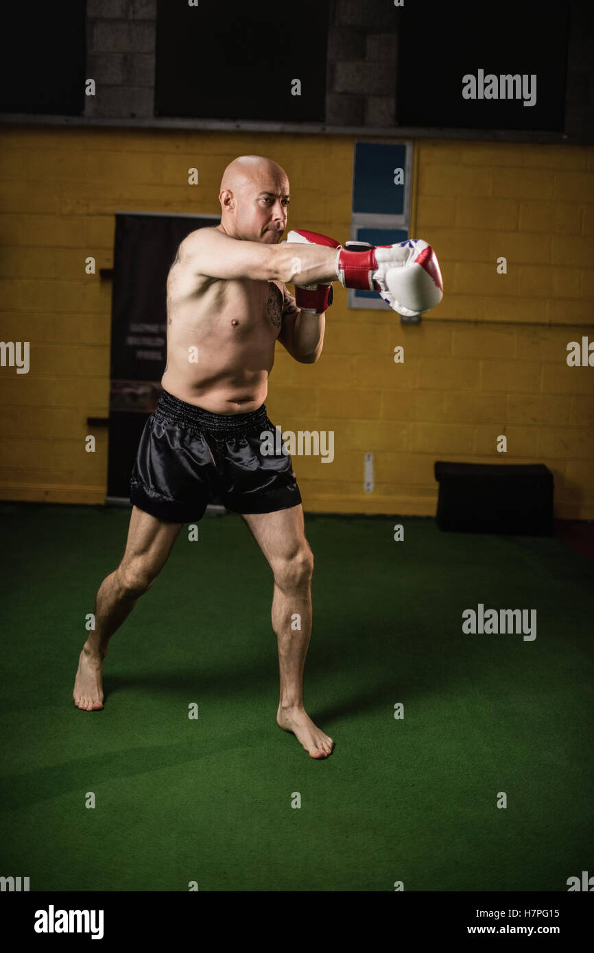 Thai boxer practicing boxing Stock Photo - Alamy