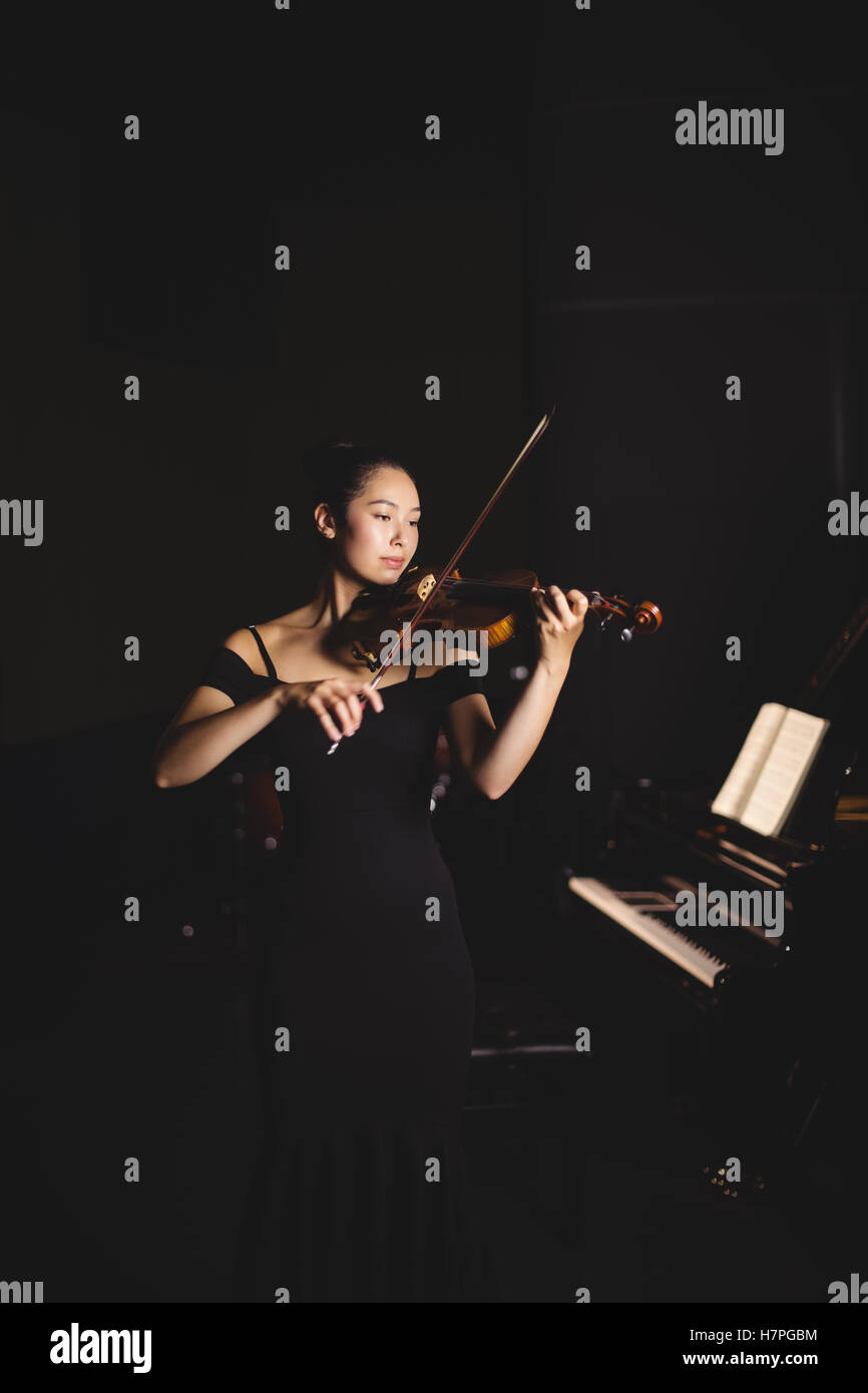 Female student playing violin in a studio Stock Photo - Alamy