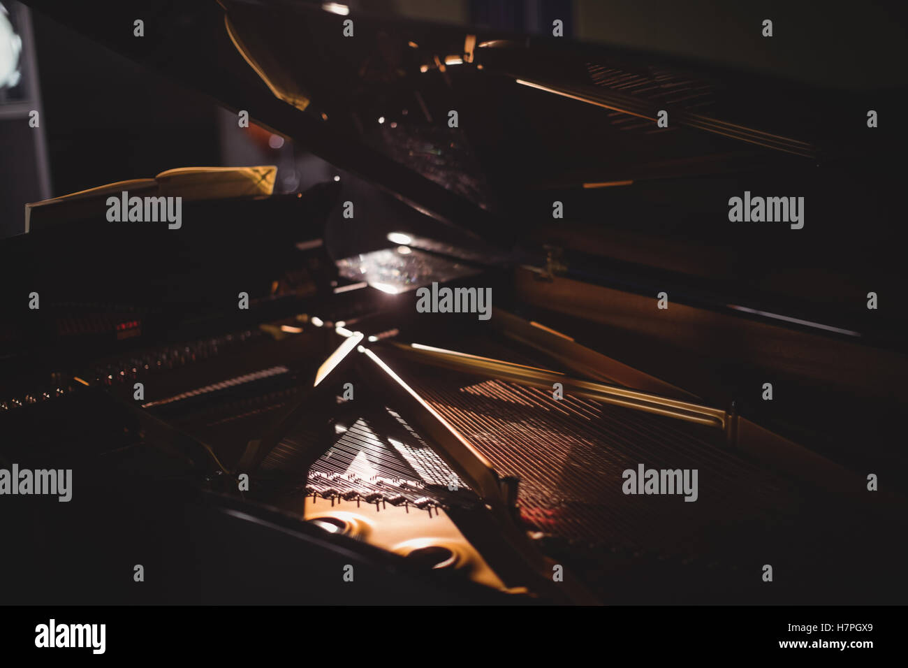 Struck string instrument hi-res stock photography and images - Alamy