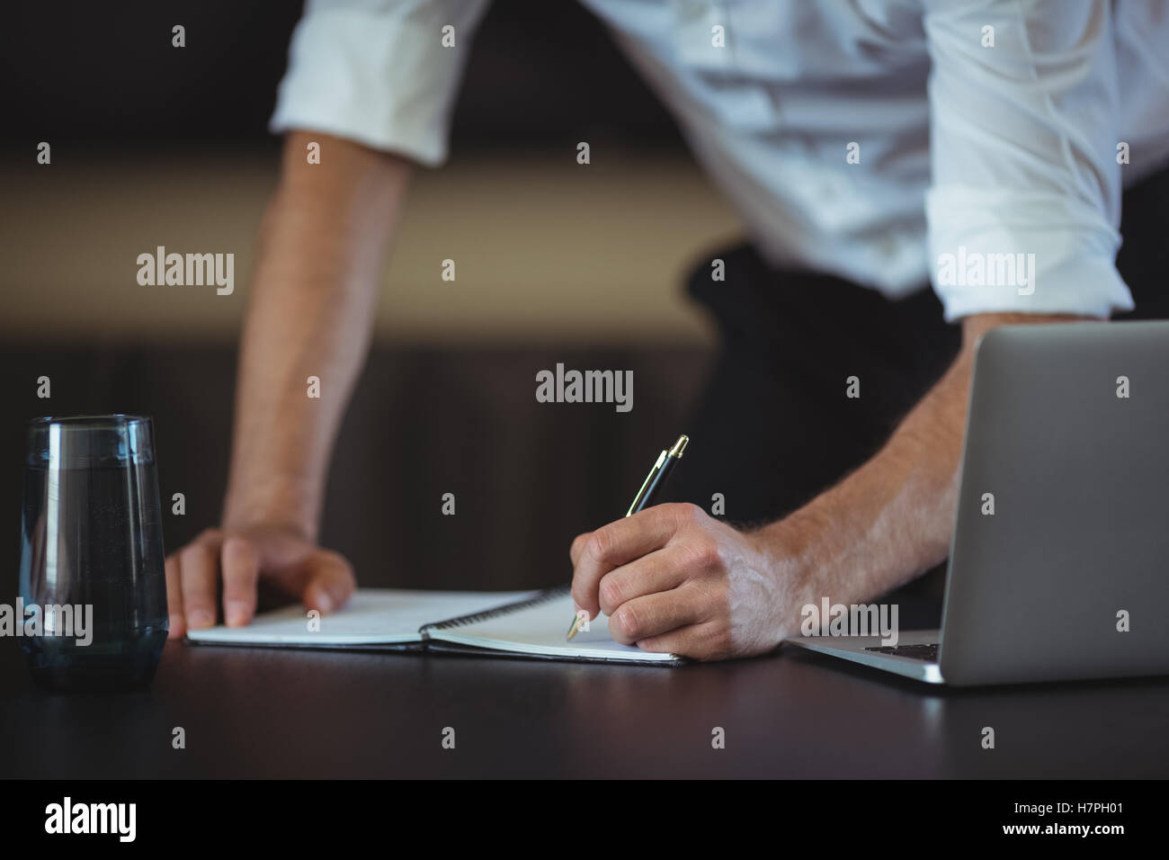 Businessman pen notepad hi-res stock photography and images - Alamy