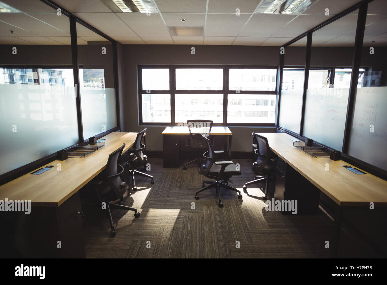 Empty office table hi-res stock photography and images - Alamy