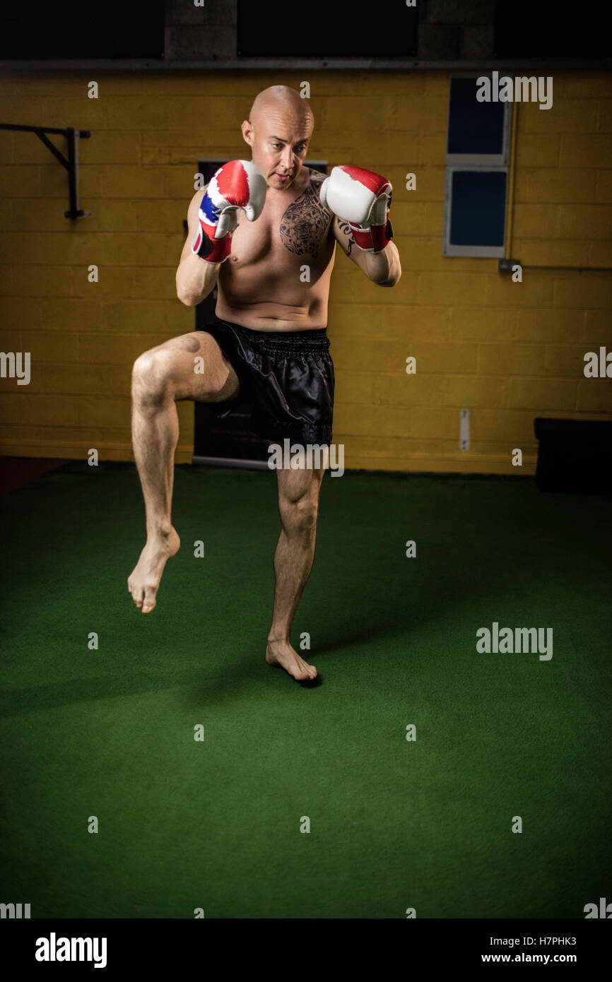 Thai boxer practicing boxing Stock Photo - Alamy