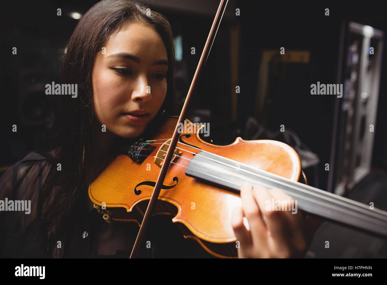 Female student playing violin Stock Photo - Alamy