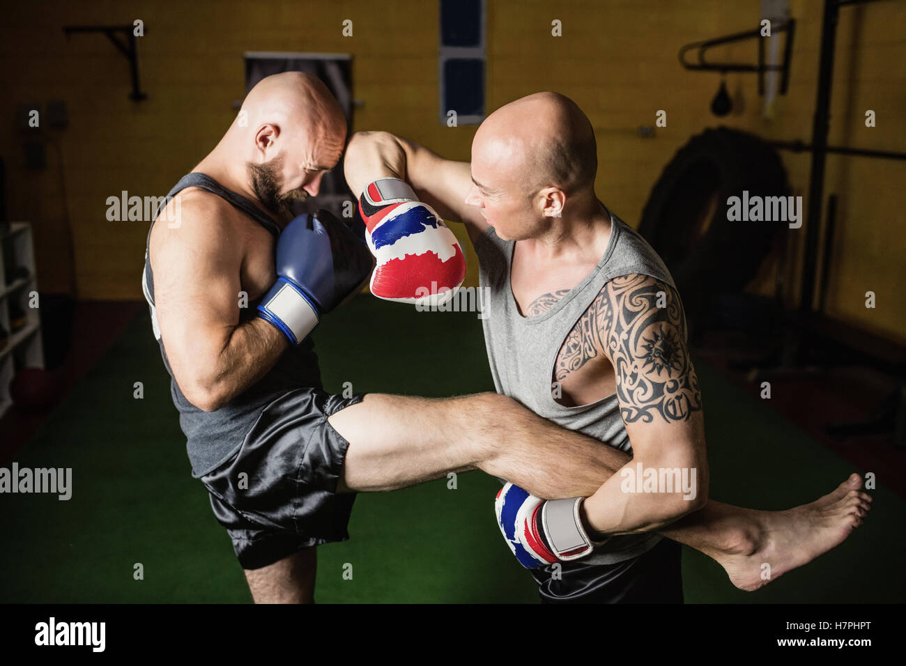 Thai boxers practicing boxing Stock Photo - Alamy