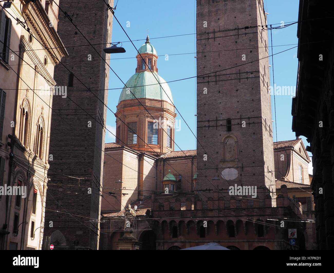 The two towers of Bologna, the Asinelli tower and Garisenda tower Stock ...