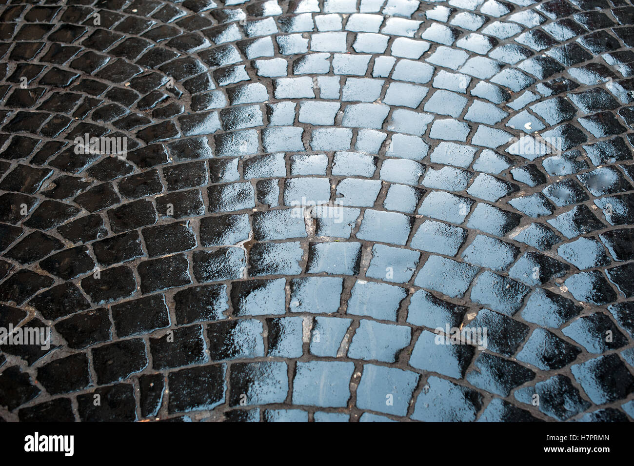 Wet asphalt texture hi-res stock photography and images - Alamy