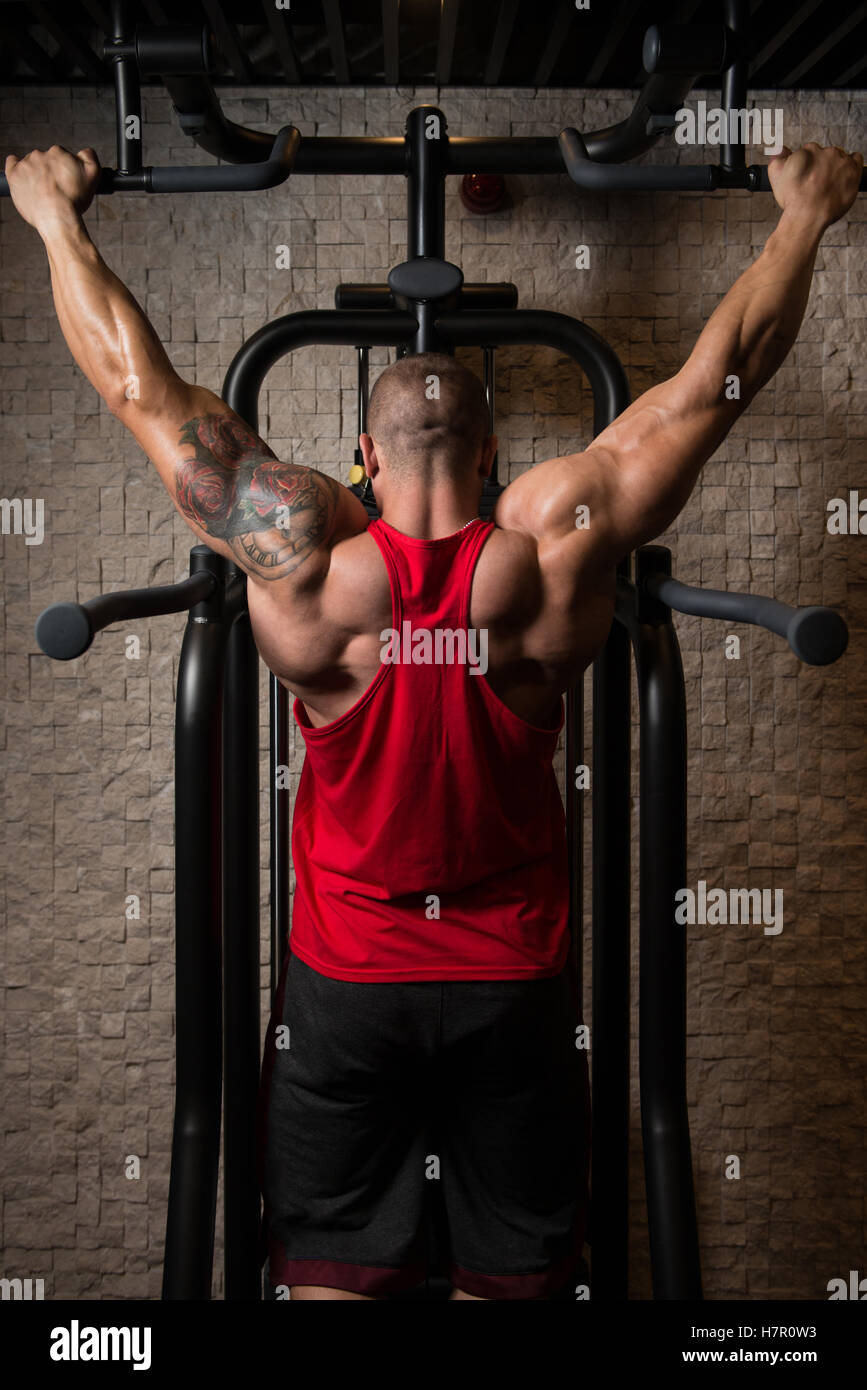Man chin ups hi-res stock photography and images - Alamy