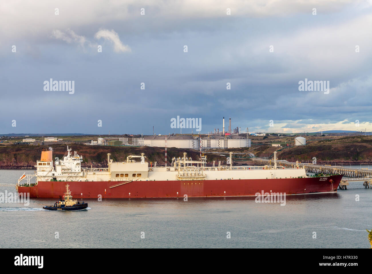 The Al Hamla LNG Tanker at the South Hook LNG Terminal, Milford Haven ...