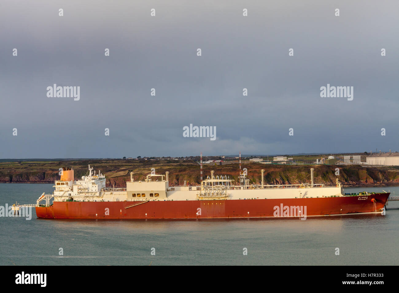 The Al Hamla LNG Tanker at the South Hook LNG Terminal, Milford Haven ...