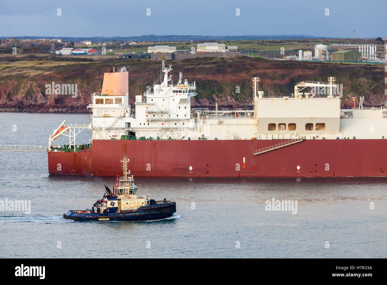 The Al Hamla LNG Tanker at the South Hook LNG Terminal, Milford Haven ...