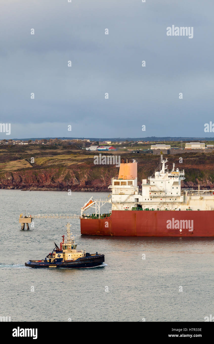 The Al Hamla LNG Tanker at the South Hook LNG Terminal, Milford Haven ...