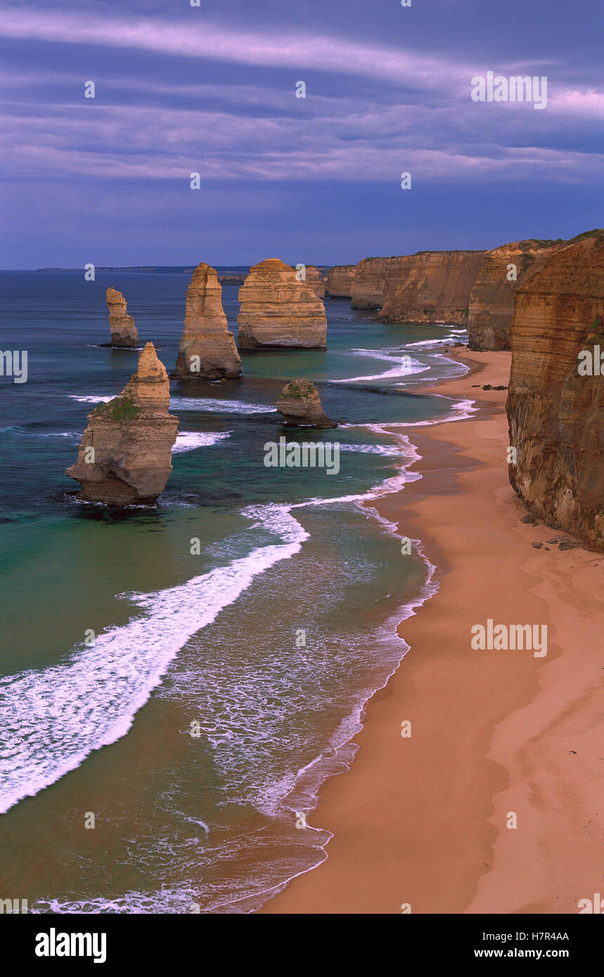 Twelve Apostles limestone cliffs, Port Campbell National Park, Great ...