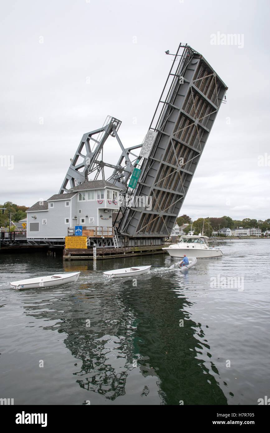 Lifting bridges hi-res stock photography and images - Alamy