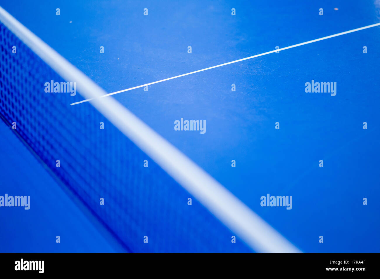 Net on blue ping pong tennis table Stock Photo - Alamy