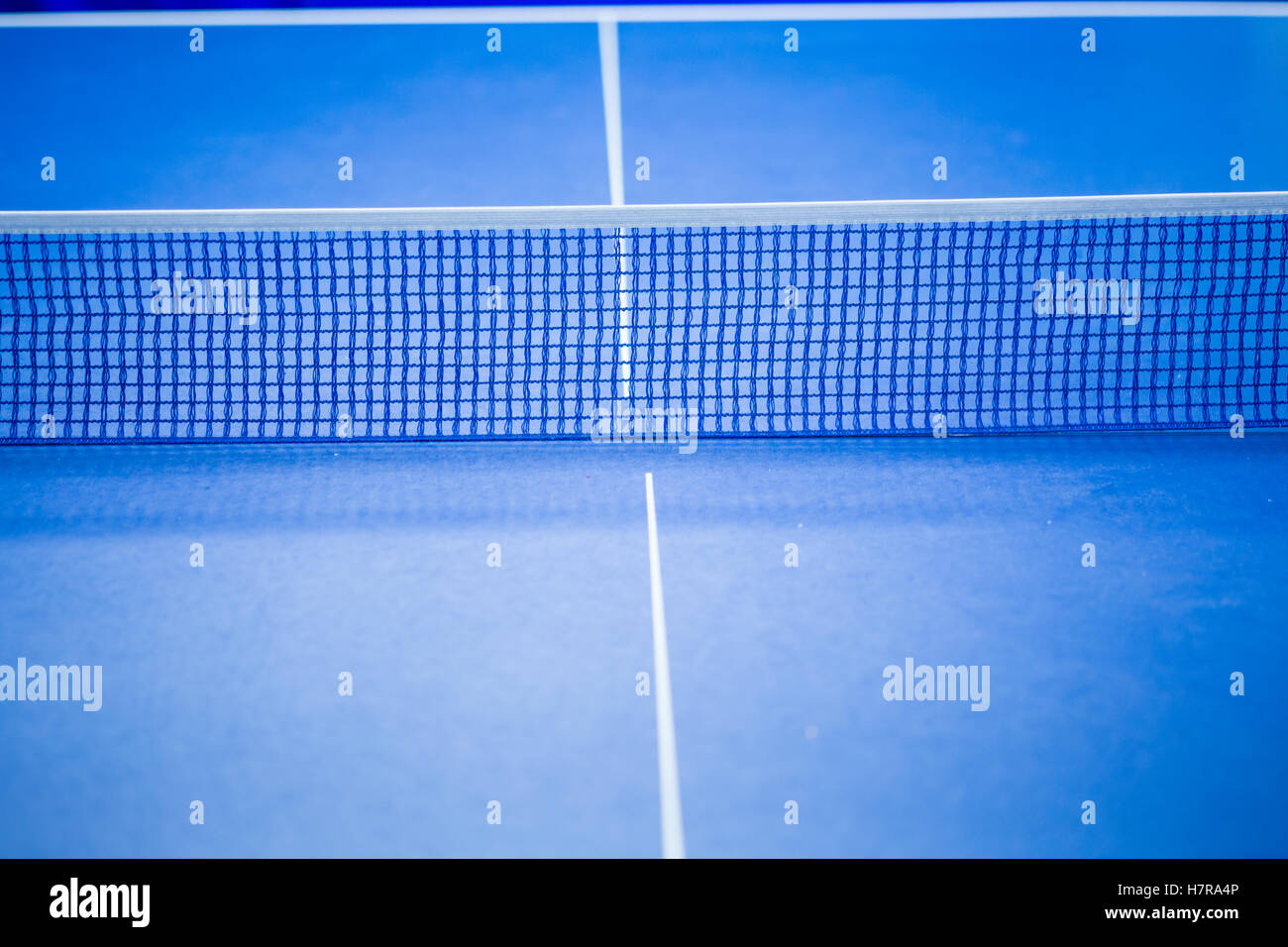 Net on blue ping pong tennis table Stock Photo - Alamy