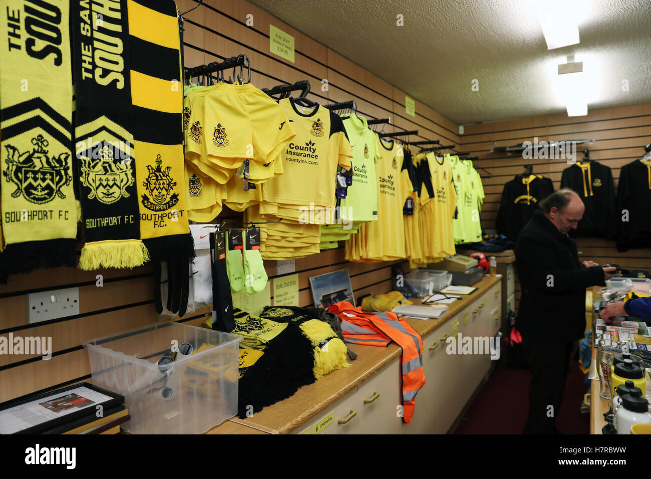 Emirates stadium shop hi-res stock photography and images - Alamy