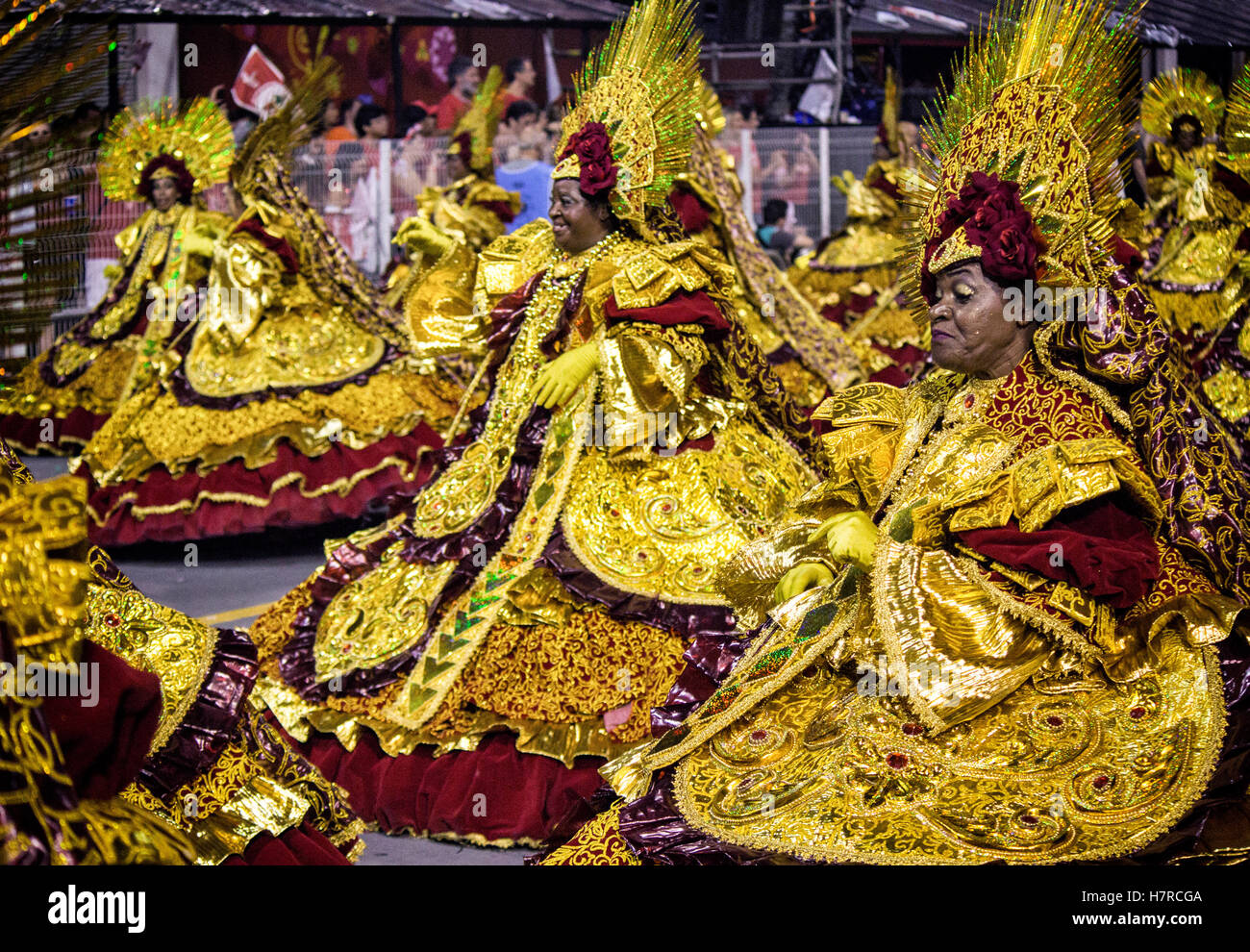 Performers dancing at carnival Brazil Stock Photo - Alamy