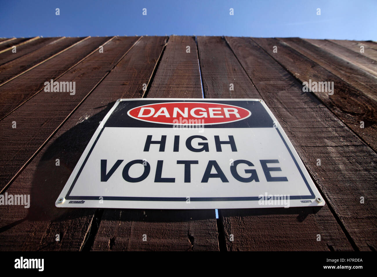 Electricity substation warning sign hi-res stock photography and images ...