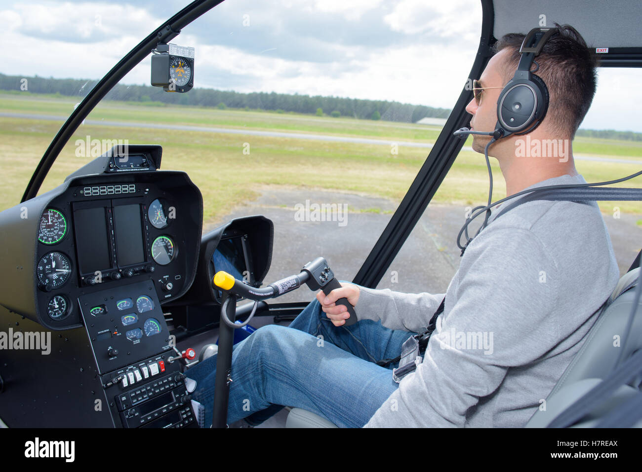 helicopter pilot flying Stock Photo - Alamy