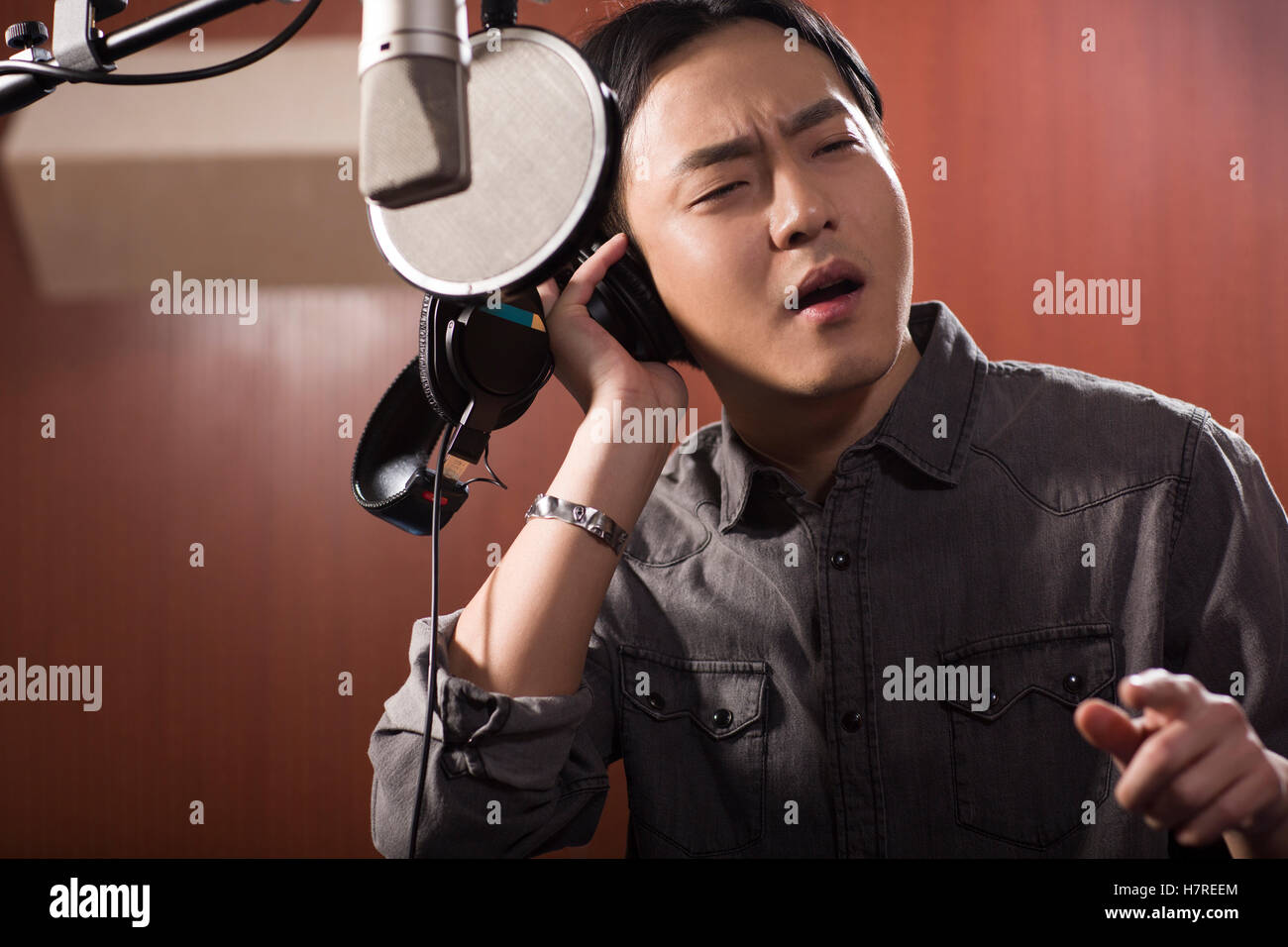 Man singing in recording studio hi-res stock photography and images - Alamy
