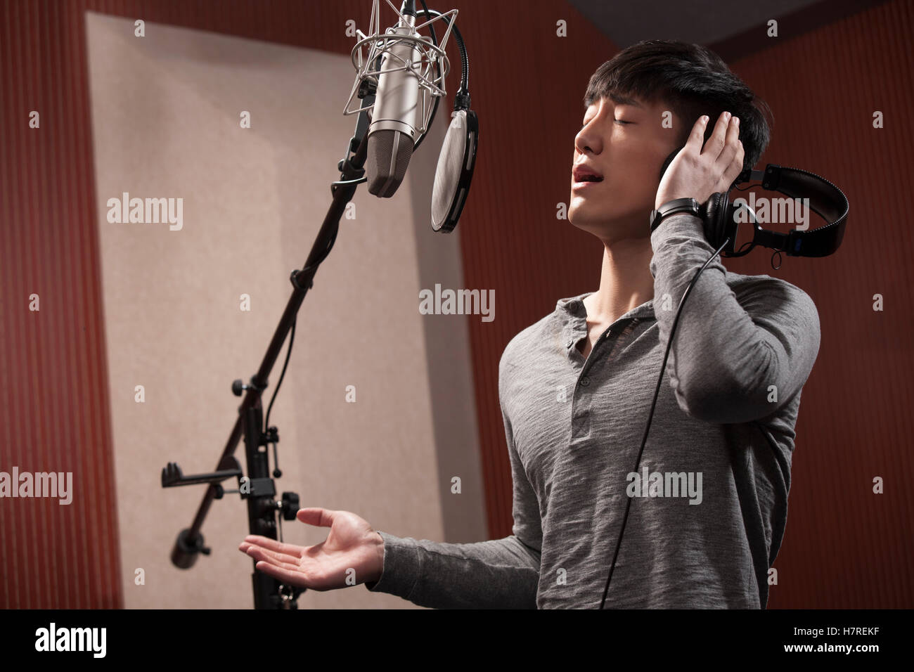 Man singing in recording studio hi-res stock photography and images - Alamy